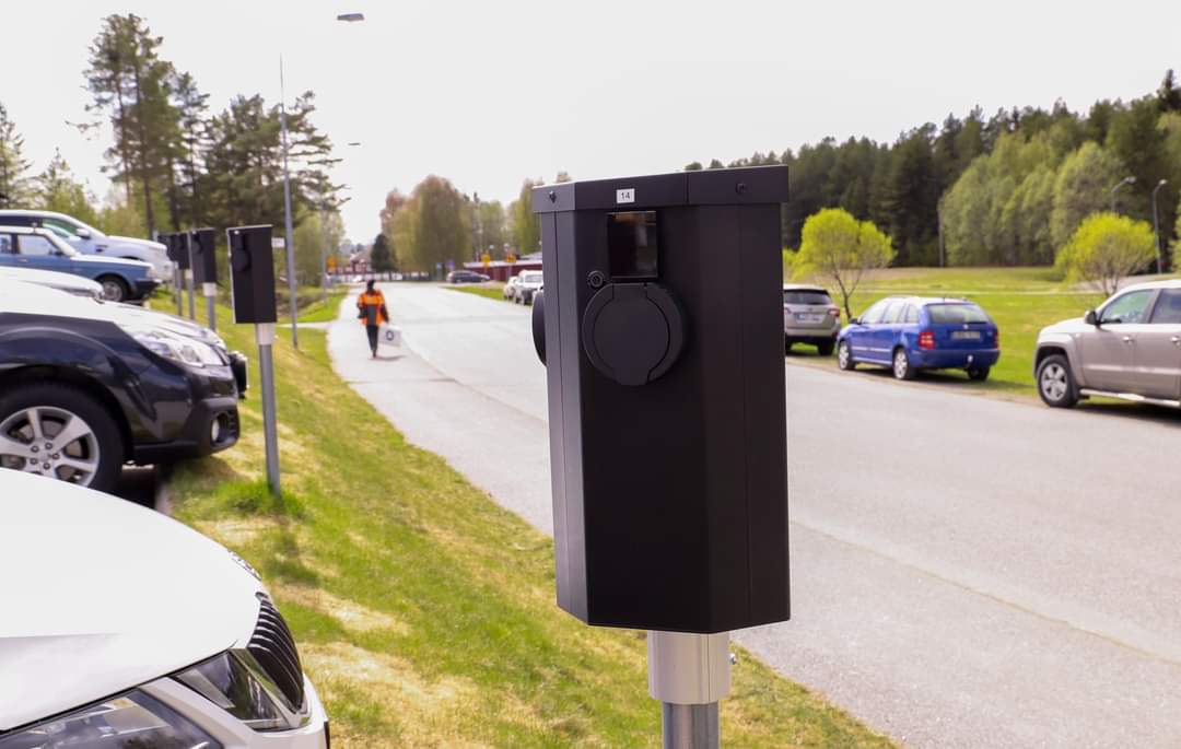 Motorvärmar- och laddstolpar