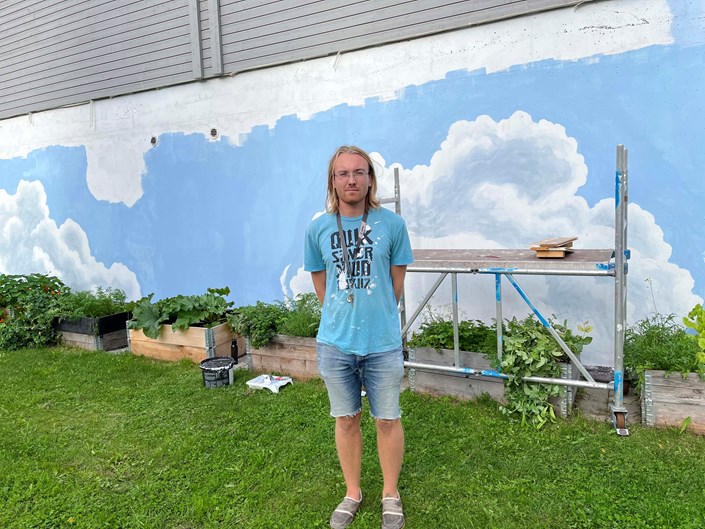 Här har ni konstnären som målar så fina sommarmoln på vårt garage