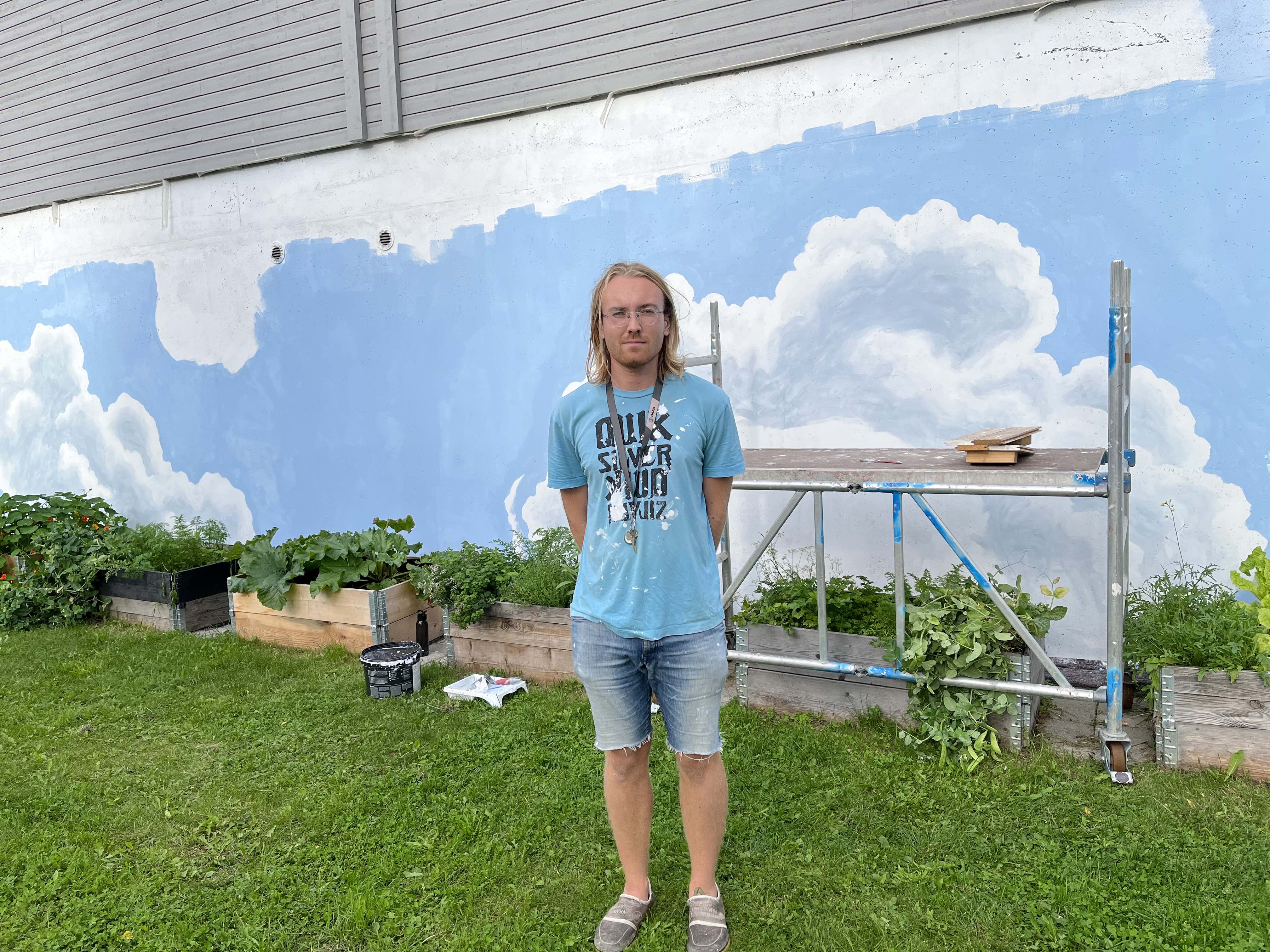 Här har ni konstnären som målar så fina sommarmoln på vårt garage