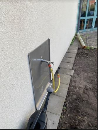 Tappkran för vatten vid boulebanan.