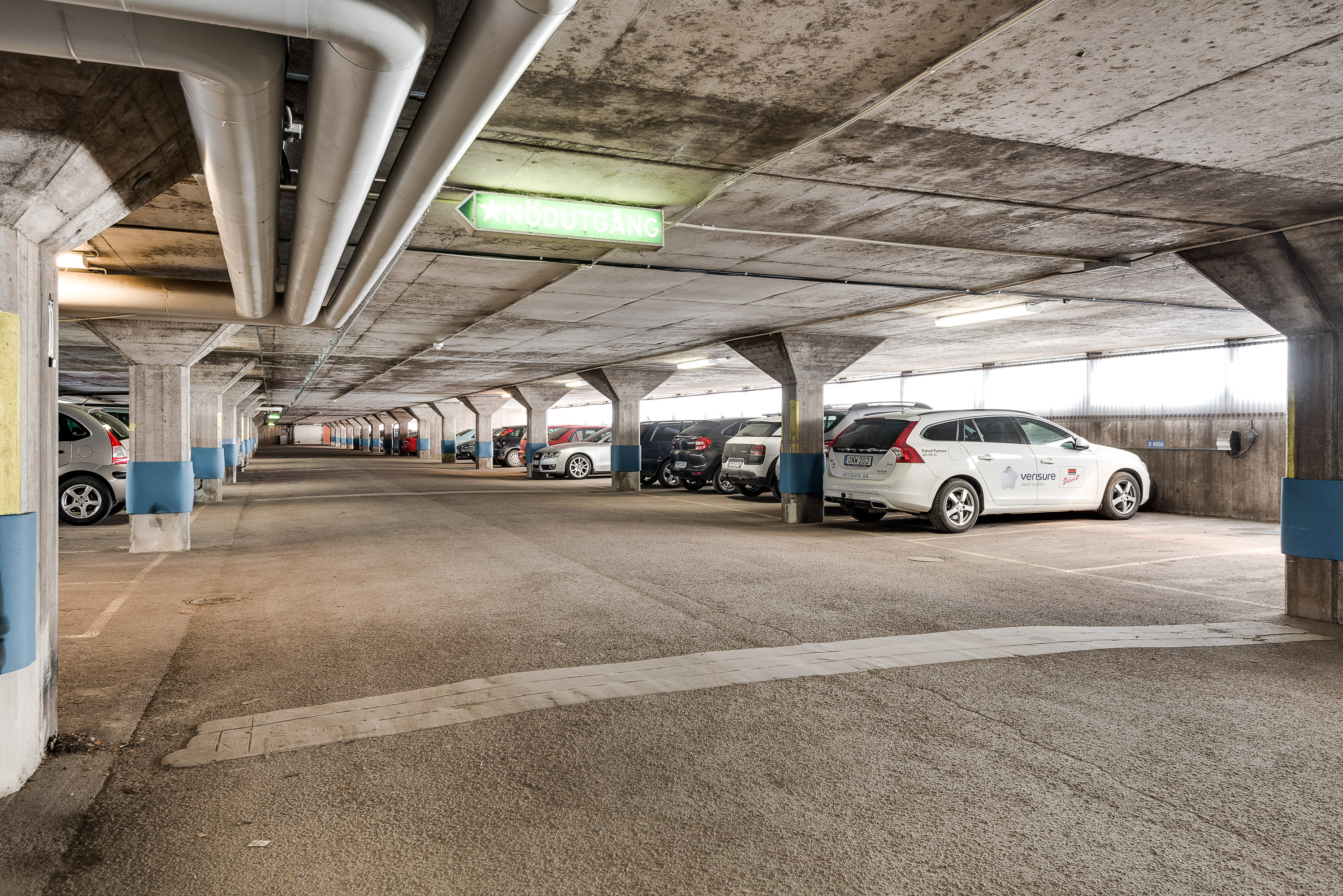 Garage + bilplatser utomhus
